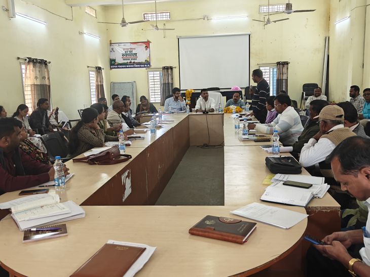 Manawar MLA Dr. Alawa Directs Officials on Timely Scheme Benefits