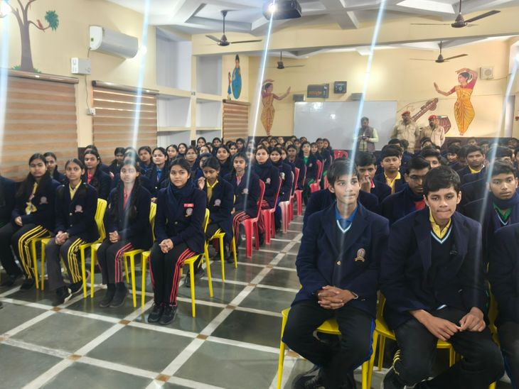 Mau Chandrapublic School Traffic Rules Awareness | SP Shyam Sundar Pandey