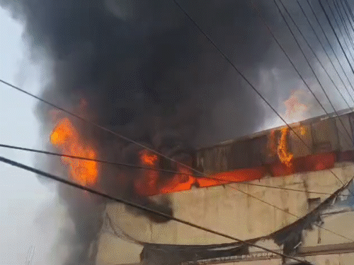 Patna Plastic Godown Fire: Employees Panic as Fire Brigade Battles Blaze