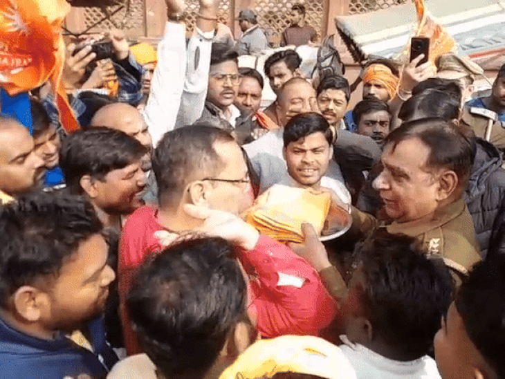 Agra Hindu Groups Protest Urs at Taj Mahal; Police Stop Shrine Attempt