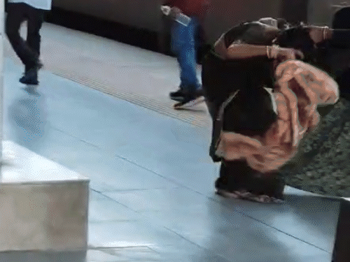 Fight among transgenders at Falna railway station in Pali district ...