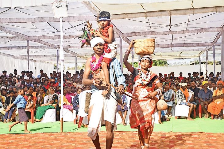 A glimpse of tribal art and tradition was seen in Benur in Bastar Pandum.