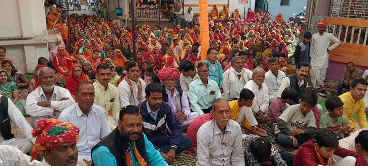 Devotees throng the Bhagavad Gita week with a depiction of Krishna ...