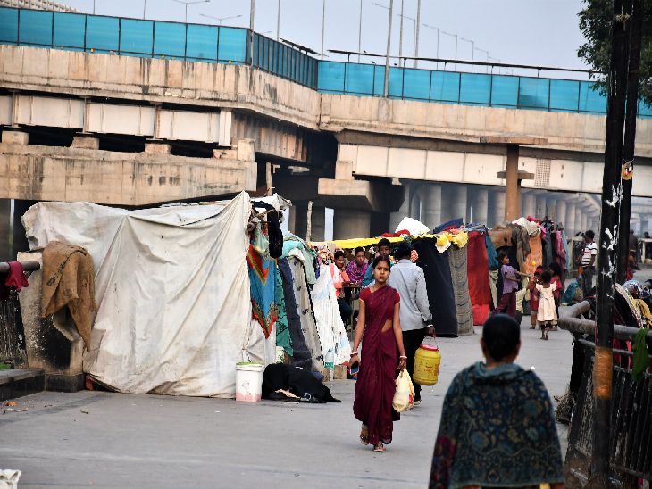 Huts were built on the Ganga Pathway, also a den for gamblers.