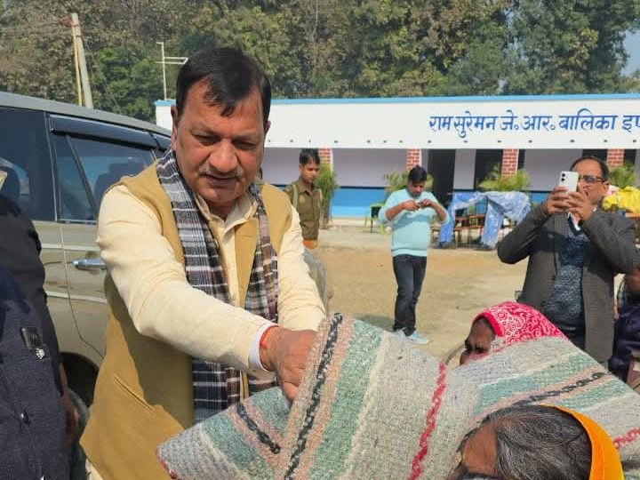 Chhapia: MLA Prabhat Verma Distributes Blankets to Poor