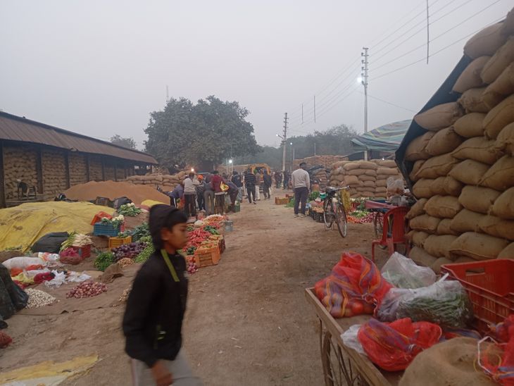 Fatehpur FCI Mandi Farmers & Traders Face Space Crunch