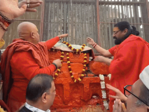 Varanasi Shringar Gauri Puja, Ramkatha Launch | Saints Chant Har Har ...