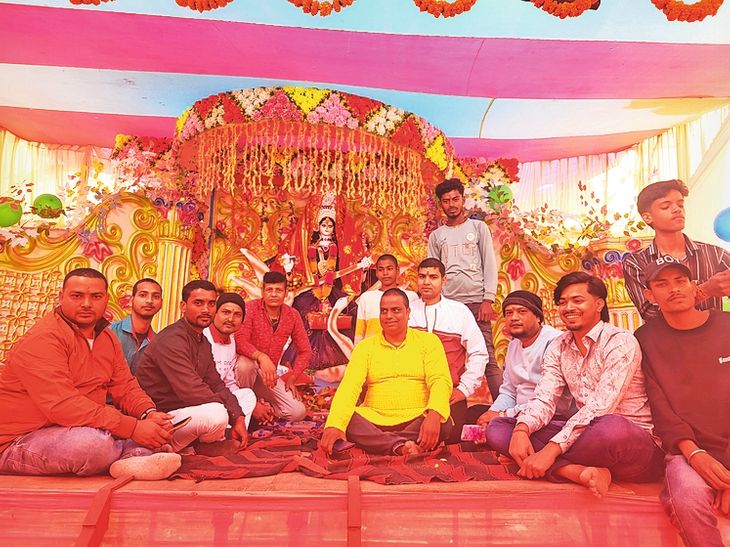 Saraswati Puja has been celebrated with great pomp in Chhota Auraiya of ...