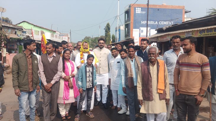 1000 feet long Chunari Yatra on foot departs from Barman