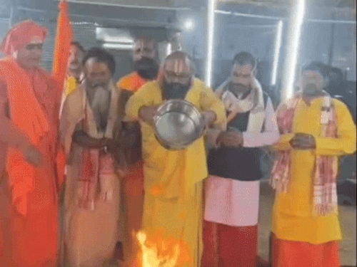 Prayagraj Magh Mela: Swami Adhokshjanand Devtirtha Leads Ritual with 51 ...
