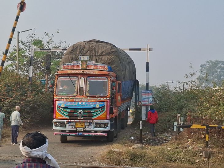 Simultala Rail & Road Traffic Disrupted | Overload Truck Stuck