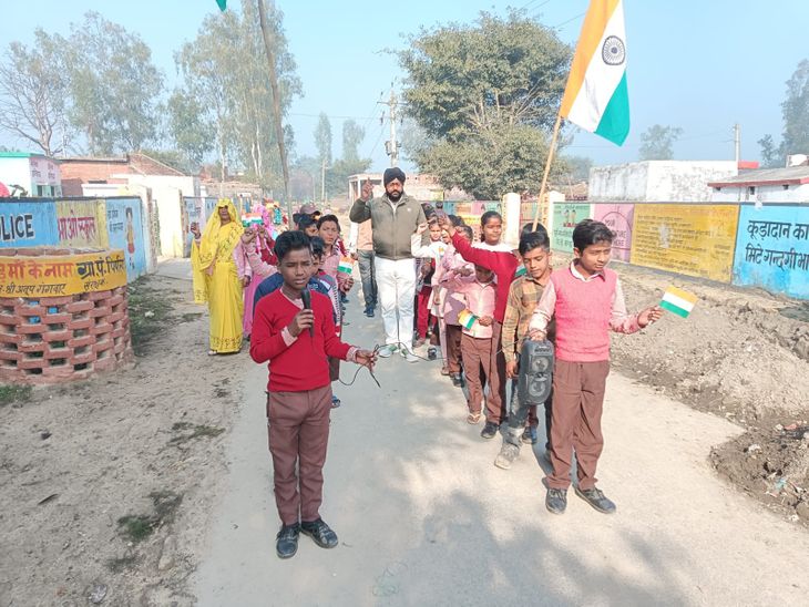 Gram Pradhan Geeta Devi Hoists Flag at Pipariya Ghasi School Republic Day