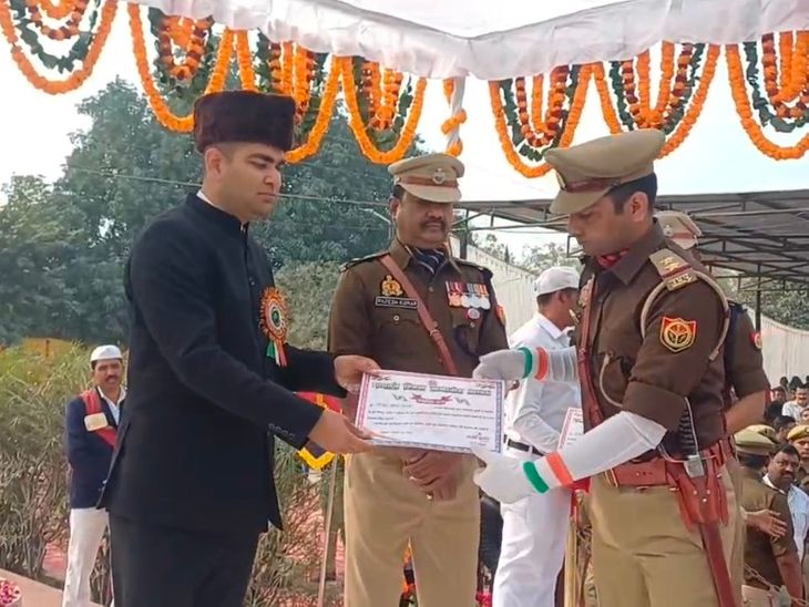 Kaushambi Republic Day: DM-SP Hoist Flag, Officials Sworn In, Police ...