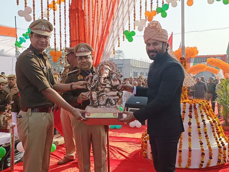 Shamli Republic Day: Children Honor Martyrs Families, DM Hoists Flag