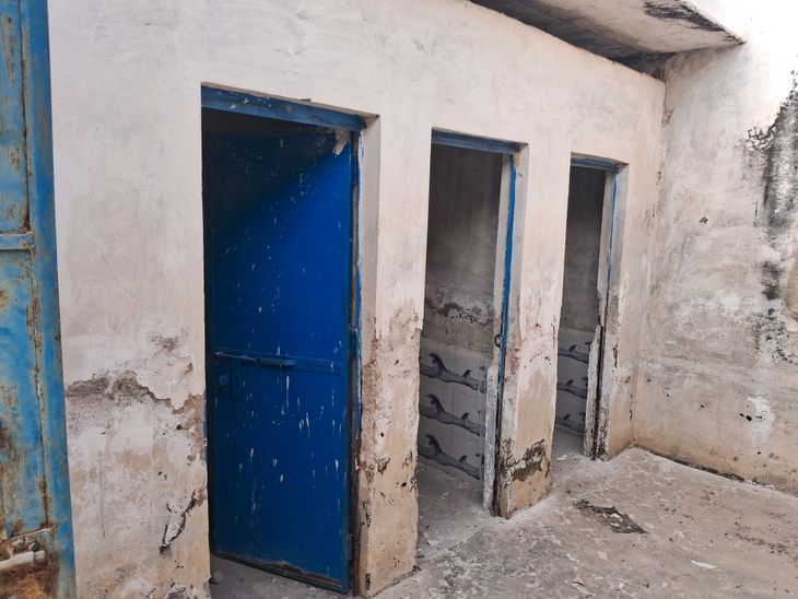 UP Bhadohi Communal Toilet Closed | Villagers Open Defecation, Swachh ...