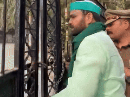 Prayagraj Farmers Protest | Forceful Entry at Collectorate Gate