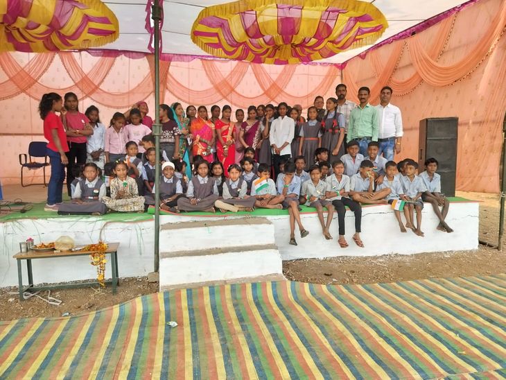 Sinhala Island: Children gave a performance on Republic Day