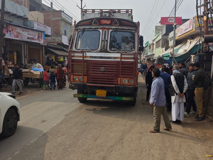 Jattari Near Miss | Heavy Vehicle Enters Market, Bike Rider Escapes