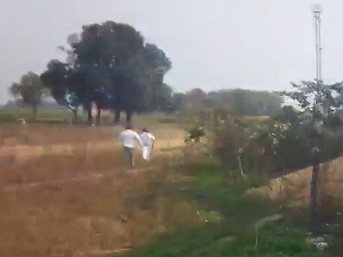 Kanauj Bajrang Dal Raid Hotel | Couple Flees Fields; Viral Video