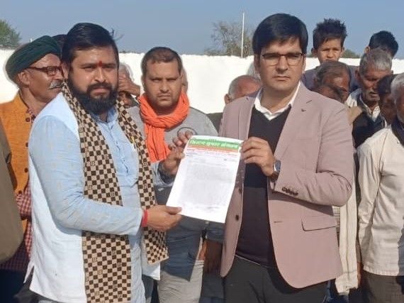 Etmadpur Land Acquisition Payment Pending | Farmers Protest Road Widening