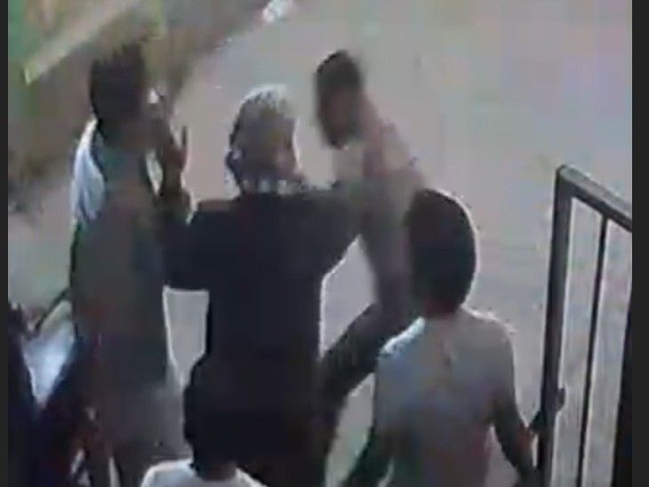 Deoria Hotel Manager Assaults Youth | Staff Attack, Shoe Beating Video