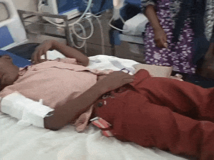 Balaghat School Auto Accident | Children Injured, Two Referred