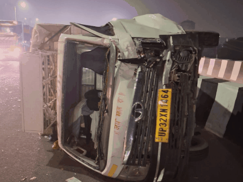 Shaheed Path Accident: Dal Overturns, Driver Injured; Traffic Disrupted ...