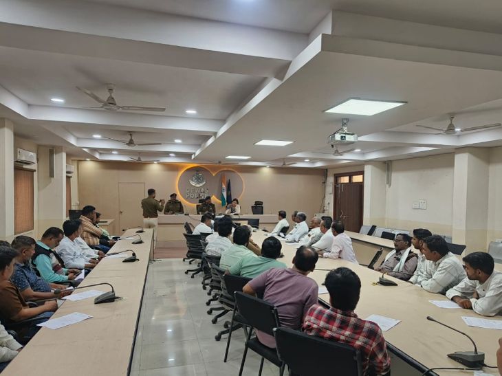 Dewas Traffic Police Warn Bus, Magic, E-Rickshaw Drivers on Violations