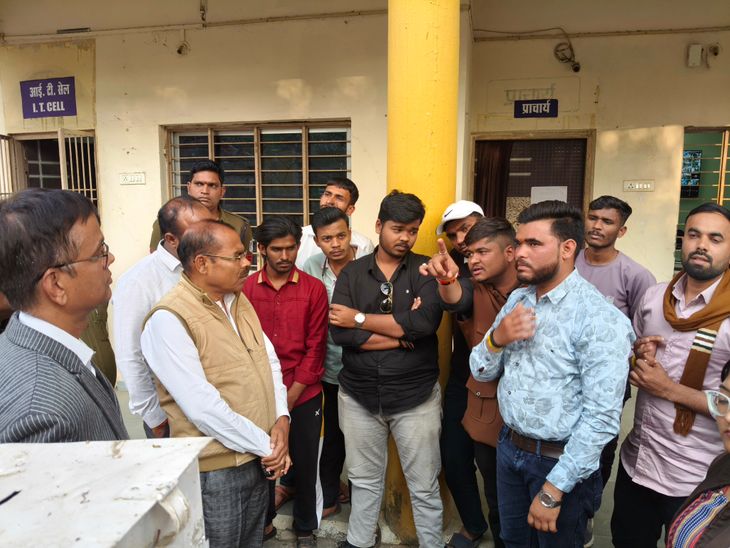 Harda College ABVP Protest | Principal Removal Demand; SDM Intervention