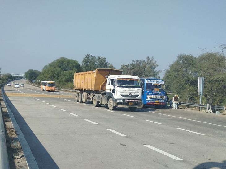 Yamuna Expressway No Parking Accident | Surir Administration Questioned