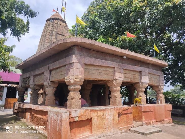 The ancient Omkareshwar Shiva Temple in Palari rests on 16 pillars.