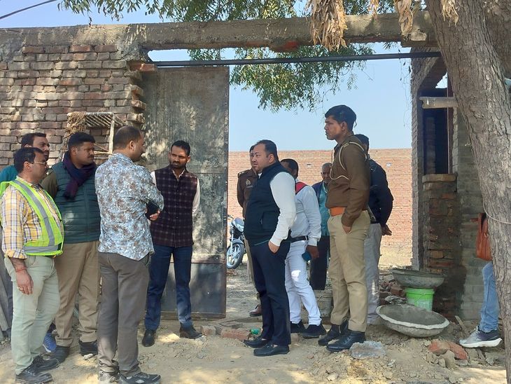 Chandausi Police Chowki Construction on PWD Land | Encroachment Removed