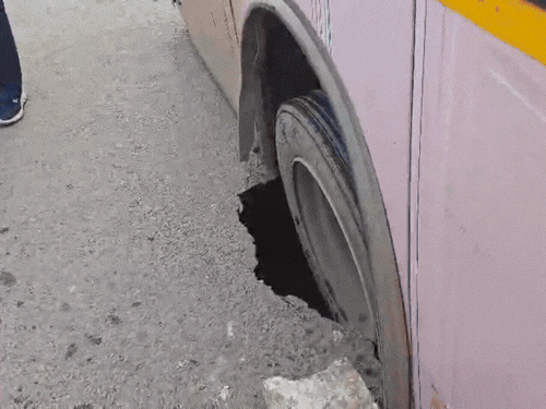 Madiya Katra Road Collapse | School Bus Stuck, Traffic Jam