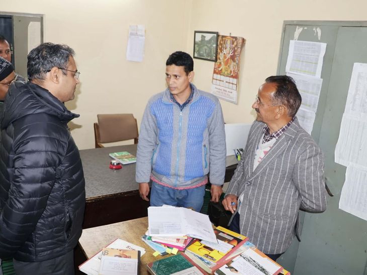 Chamoli DM Inspects Pokhri Offices, Expresses Anger Over Arrangements