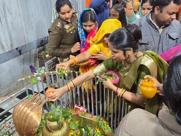 Pipraich Mahashivratri Temple: Devotees Offer Jalabhishek, Chants Echo