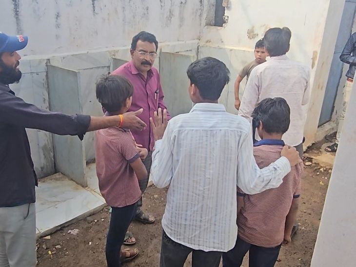 Shajapur Teacher Forces Students Clean Toilet | VIDEO Controversy