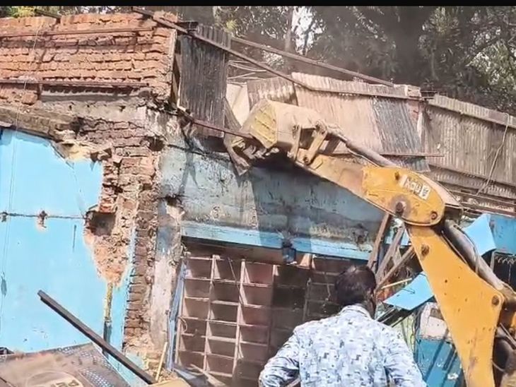 Tatanagar Station Redevelopment: 22+ Shops Demolished for Traffic Relief
