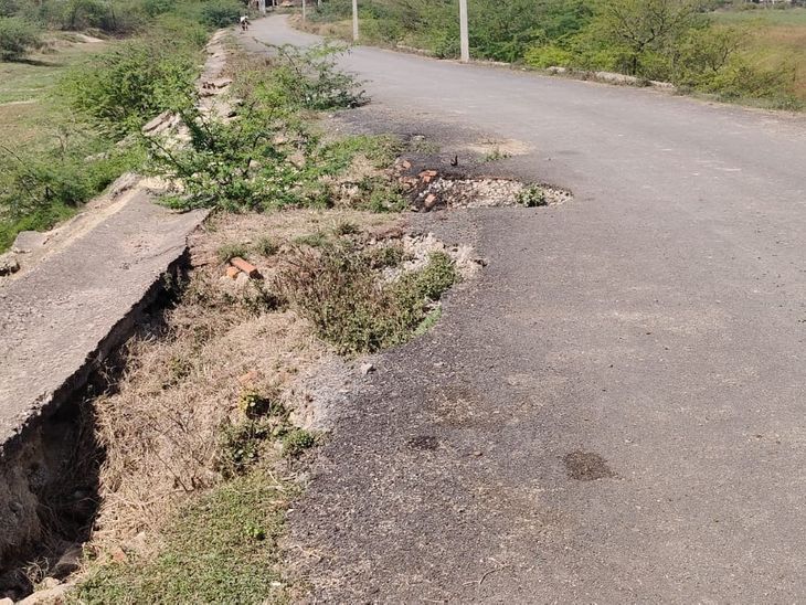 Mirzapur Road Collapses Near Bridge | 11 Villages Affected In Kanpur