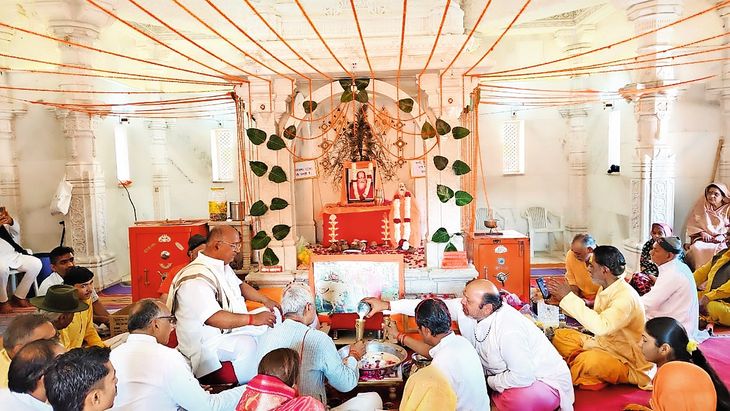 Devotees visited Bhadariya Maharaj on his death anniversary.