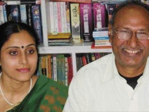 Love Guru Matuknath Talks to Julie, Gives Love Tips to Students