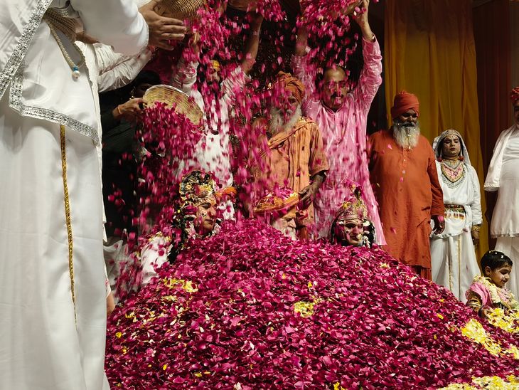 Mathura Holi: Ramanreti Ashram Celebrates with Natural Colors | Sants Play