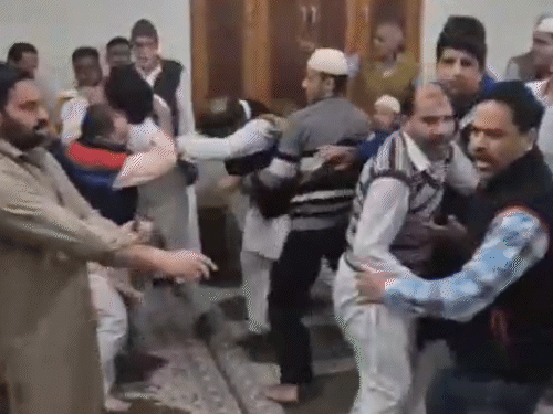 Meerut Masjid Marpeet: Laddoo Dispute During Taravih Leads to Viral Video