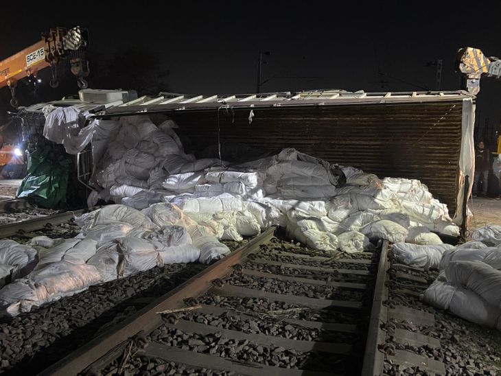 Hapur Truck Overturned | Rail Traffic Disrupted, Road Jam