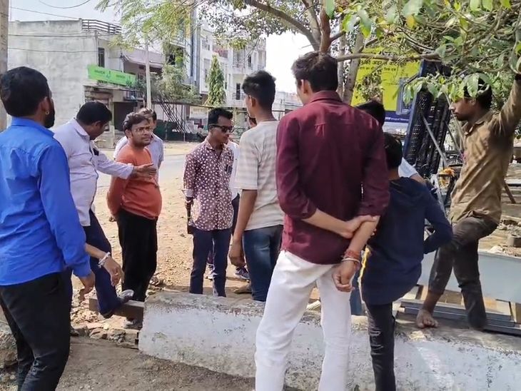Shajapur Accident: Pickup Hits Bike, Riders Safe, Driver Flees