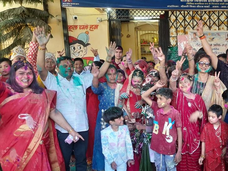 Sendana Special School Kids Play Radha-Krishna Holi, Give Suki Tilak ...