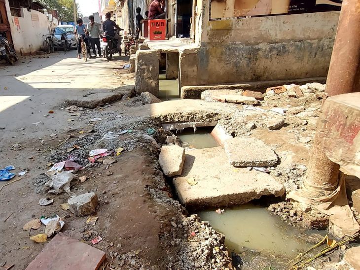Dankaur Nagar Panchayat Negligence Alleged | Greater Noida Drain Slab ...