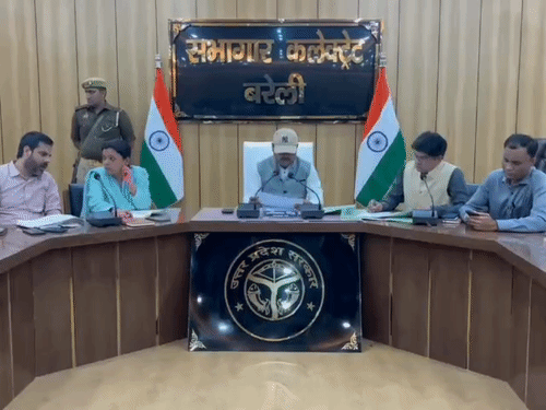 Bareilly DM Avneesh Singh Mandates E-Office, Warns on Salary Over Lapses