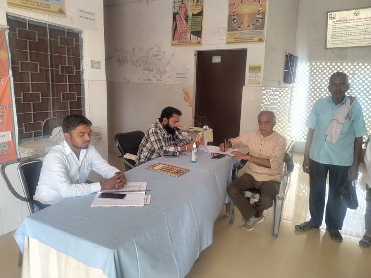 Shivgarh PHC Arogya Mela: Dr. Prabhat Singh Treats 30 Patients