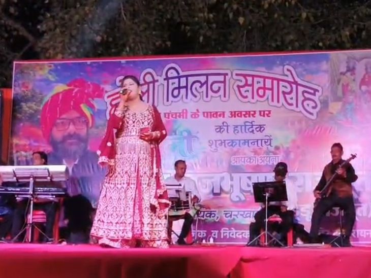 Mahoba Holi Milan: Guman Bihari Mandir Buzzes with Aabeer, Gulal ...