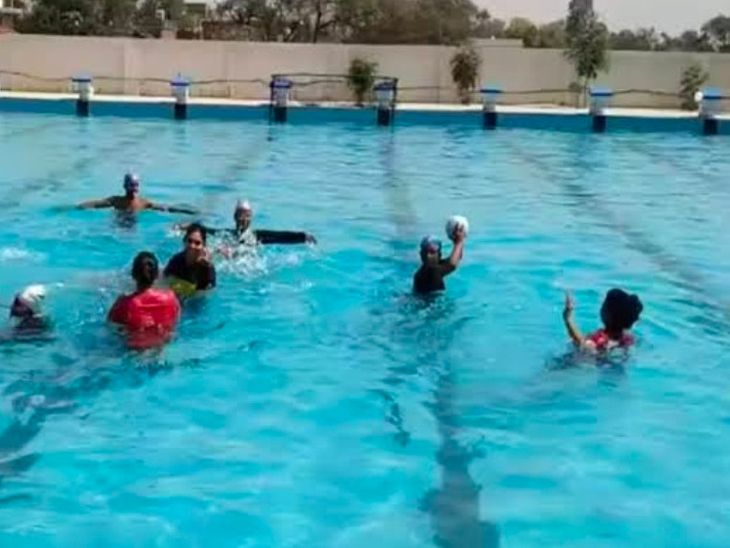 Kasganj Heat Relief | People Flock to Swimming Pools